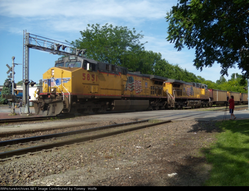 UP 5851 leads the empty coal train
